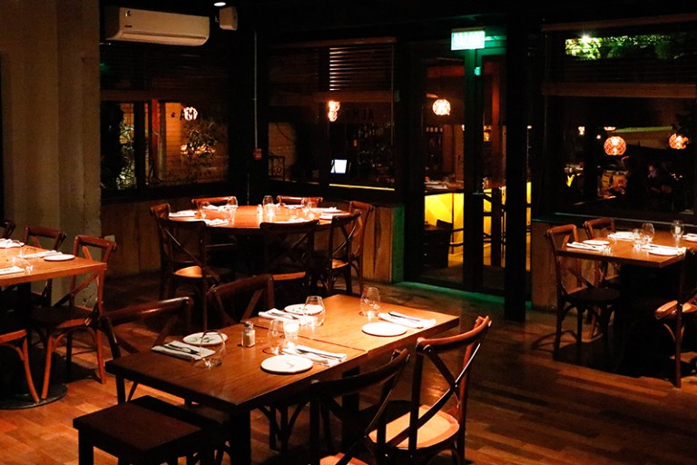 Restaurante con Alma y cocina con fuegos