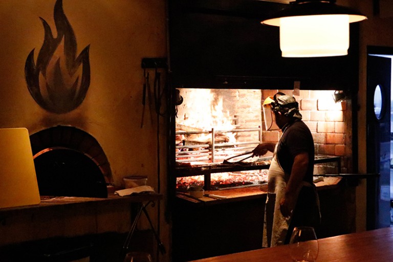 Restaurante con Alma y cocina con fuegos