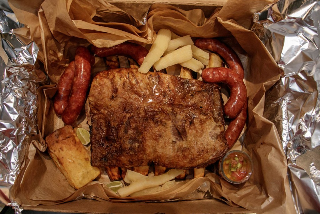 Una caja de asado y una salida de campo